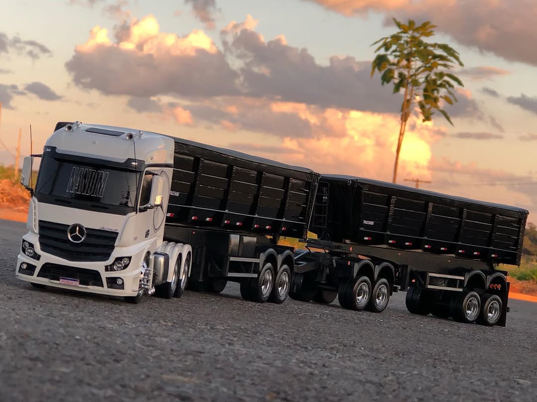 Miniatura Mercedes-Benz Arocs 3363 6x4 ClassicSpace com Rodotrem Bascu